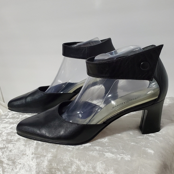 Auditions | Shoes | Auditions Black Leather Closed Toe Retro Sandals ...